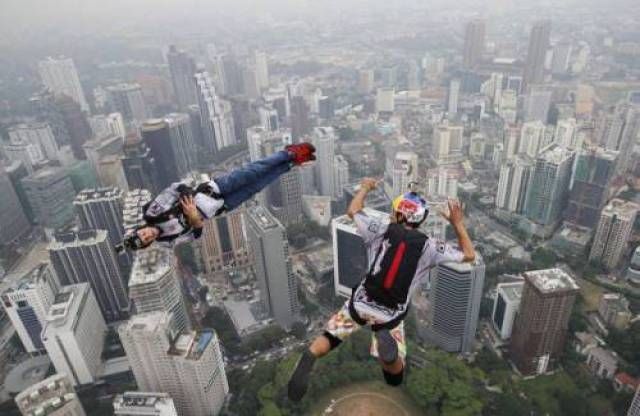 People Doing Crazy And Dangerous Things (25 Photos) | ThatViralFeed