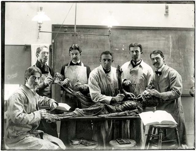 10 Incredibly Creepy Vintage Pictures Of Medical Students Posing With ...