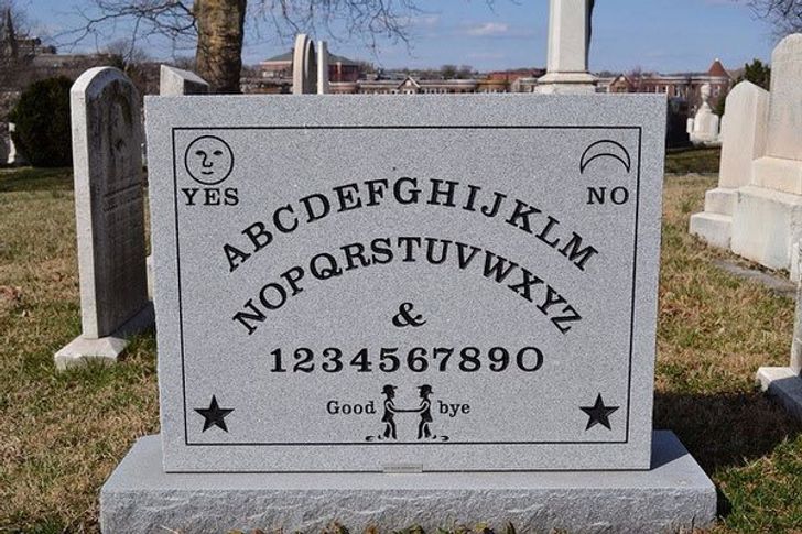 20 Funny Tombstone Inscriptions That Proves Good Sense Of Humor Never ...
