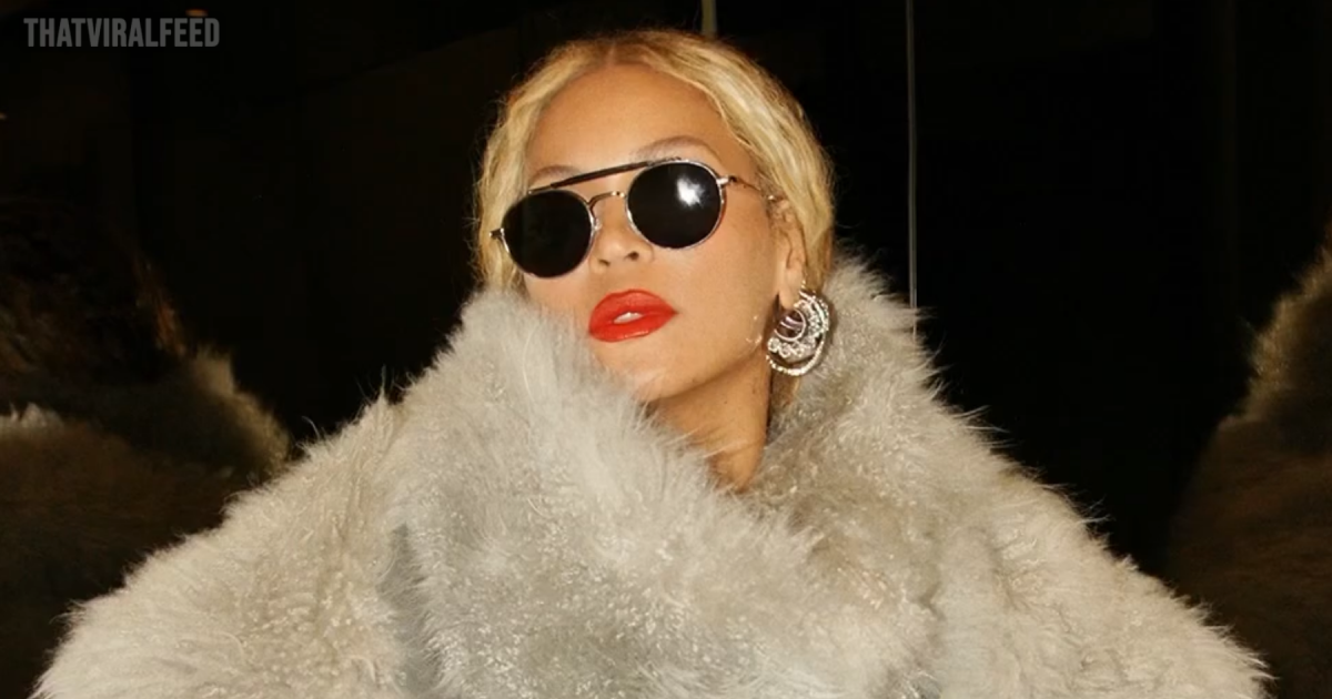 Beyoncé Flashes Her Bare Bum In Leather Chaps With Fur Coat As She ...